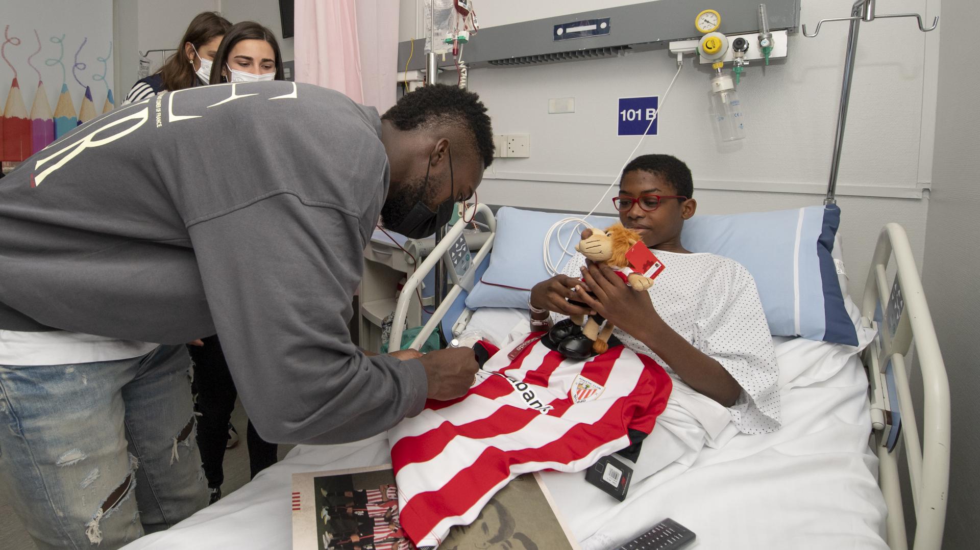 Visit to Basurto and Cruces hospitals | Athletic Club's Official Website