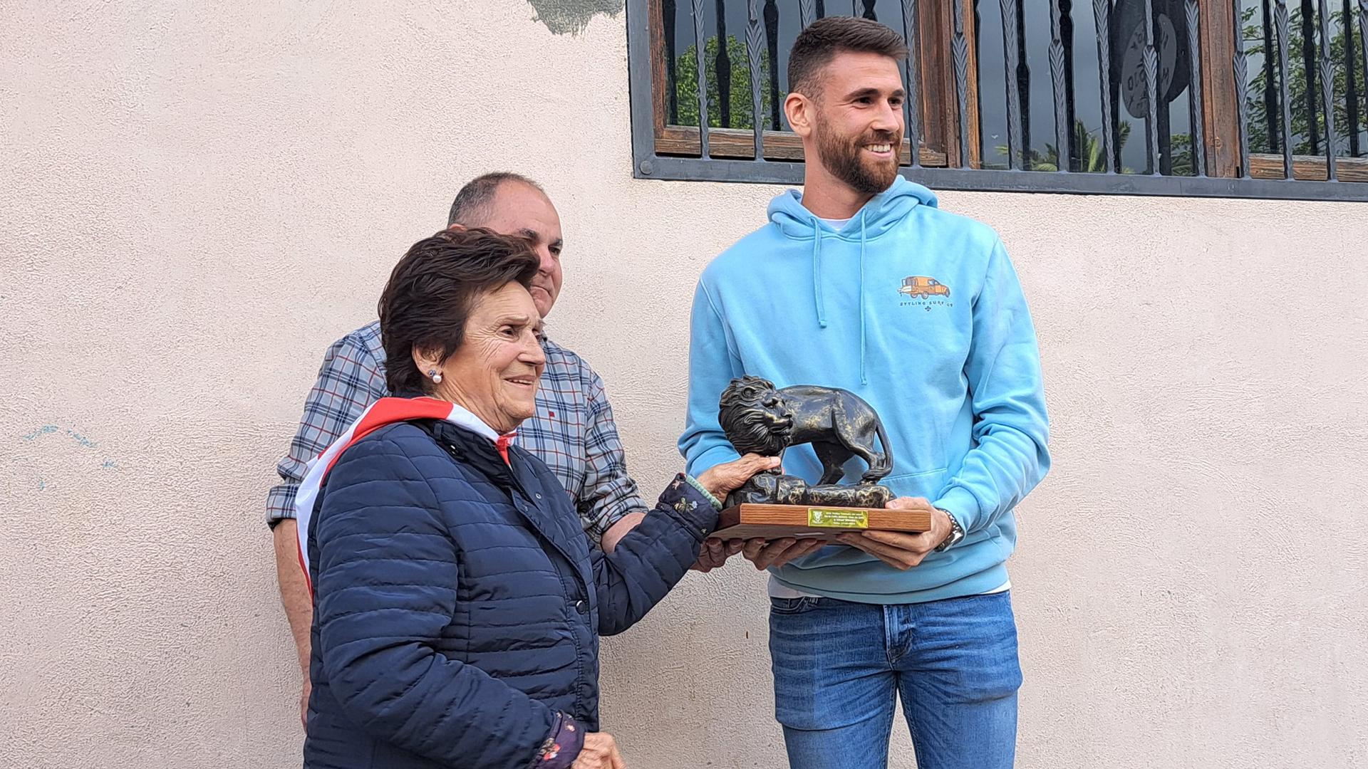 Unai Simón recibe el Trofeo Corazón de León | Athletic Club Website Oficial
