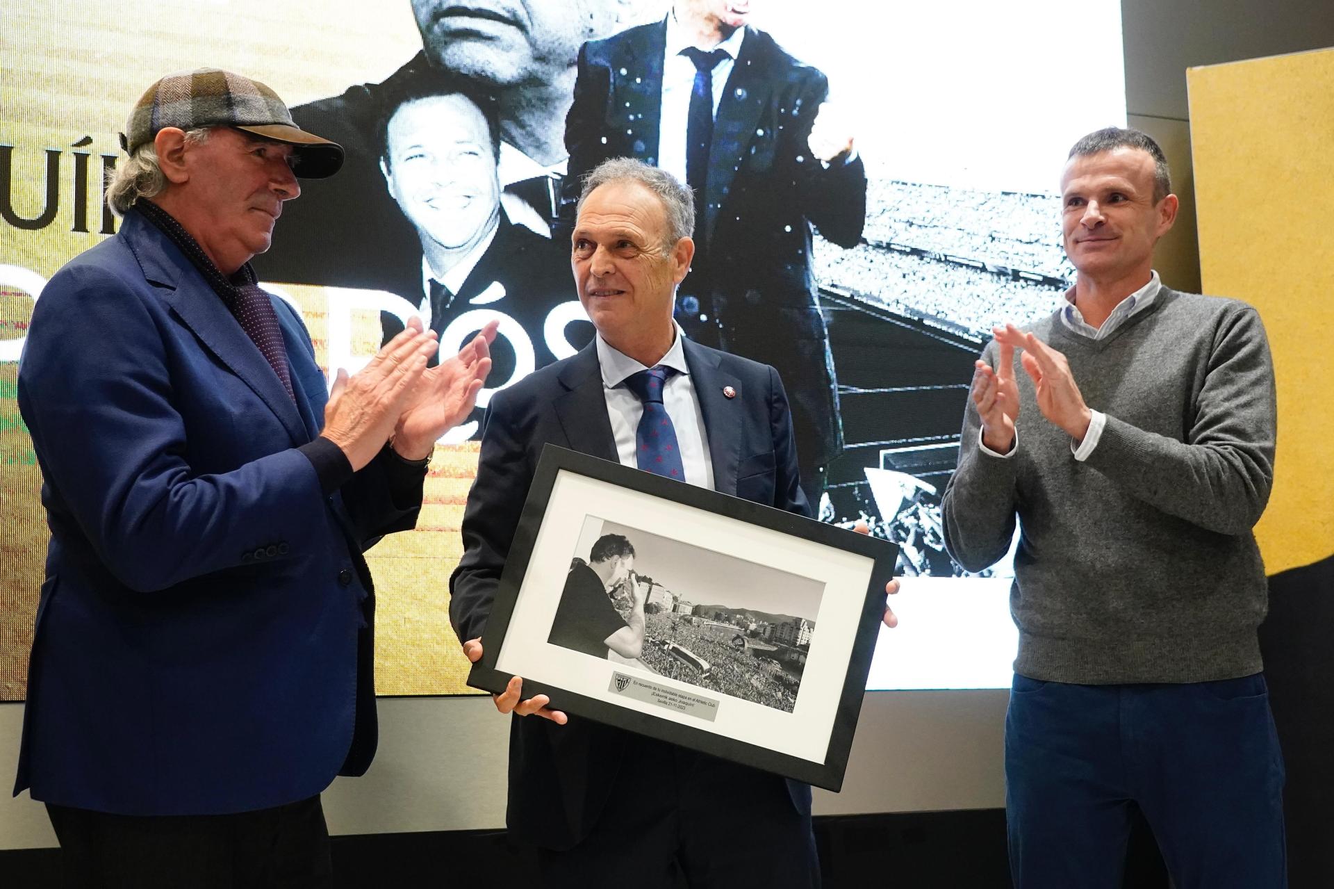 Heartfelt tribute to Caparrós in Seville | Athletic Club's Official Website